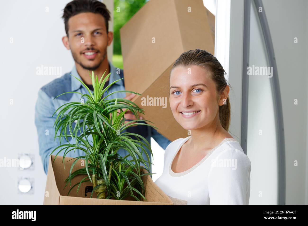Portrait couple moving houses hi-res stock photography and images - Alamy