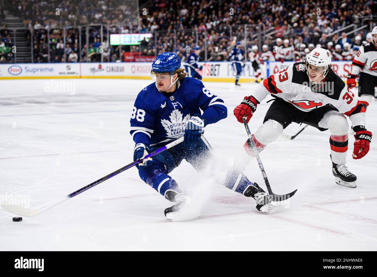Toronto Maple Leafs right wing William Nylander (88) is defended by New ...