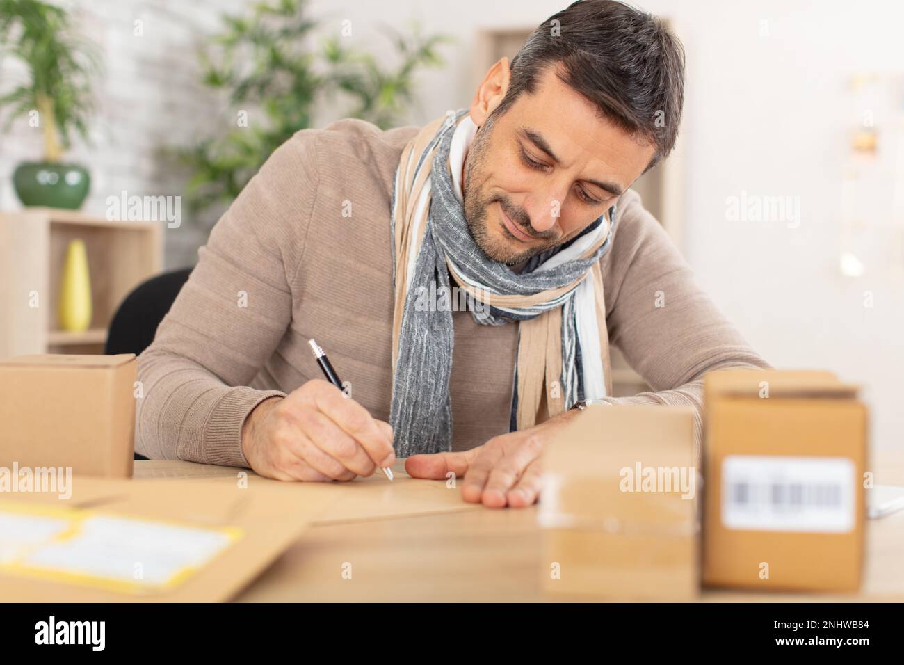 Checklist order delivery service hi-res stock photography and images ...