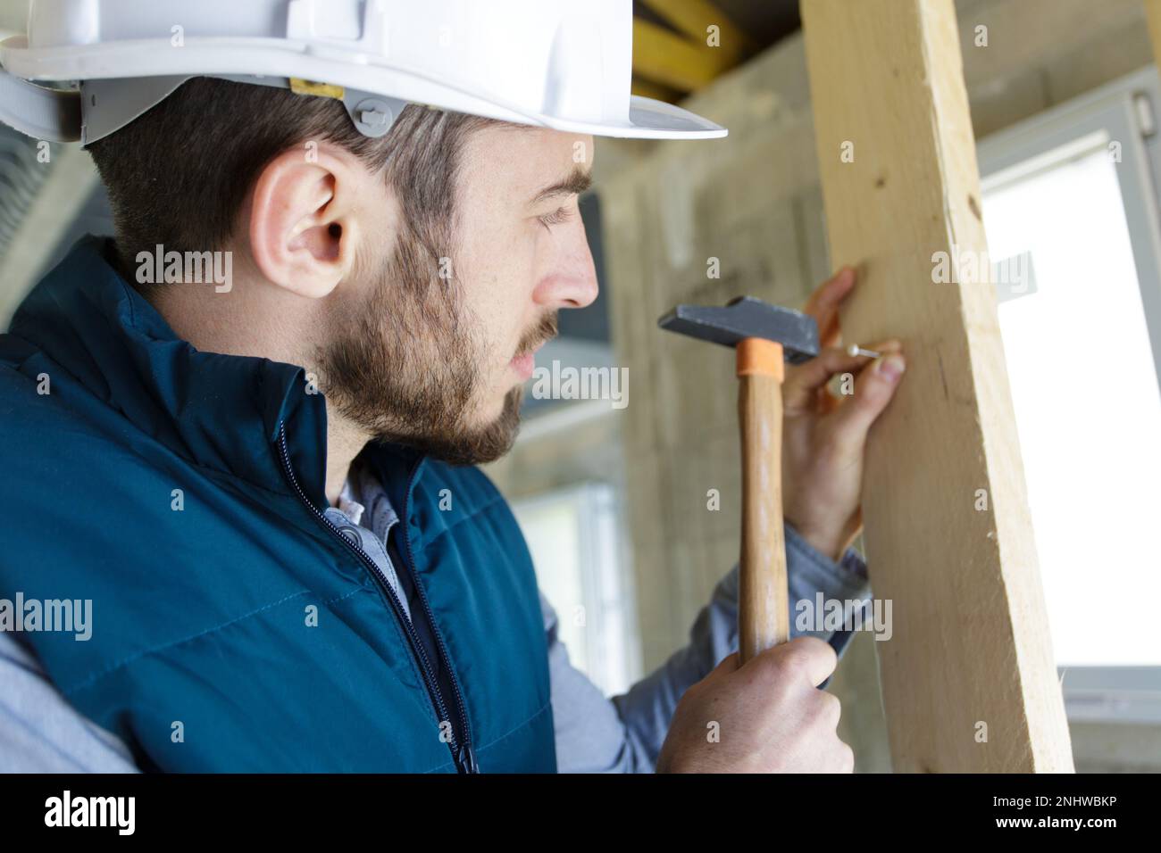 Hammer knocking hi-res stock photography and images - Alamy
