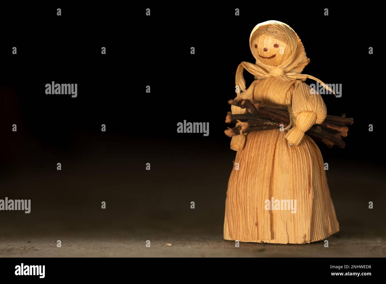 Lady carrying wood hi-res stock photography and images - Alamy