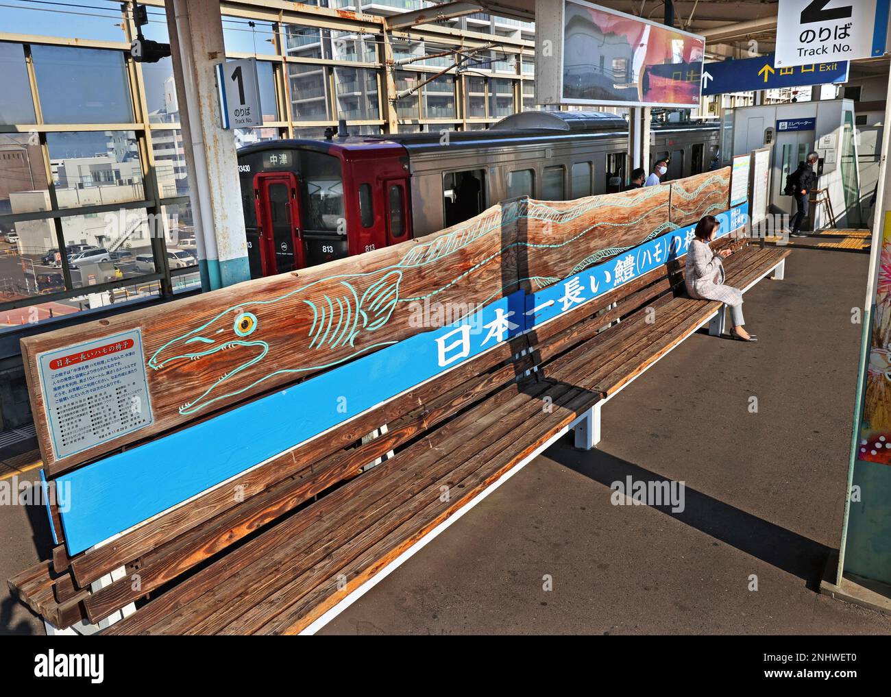 10-meter-long Japan's longest bench chair which is painted daggertooth ...
