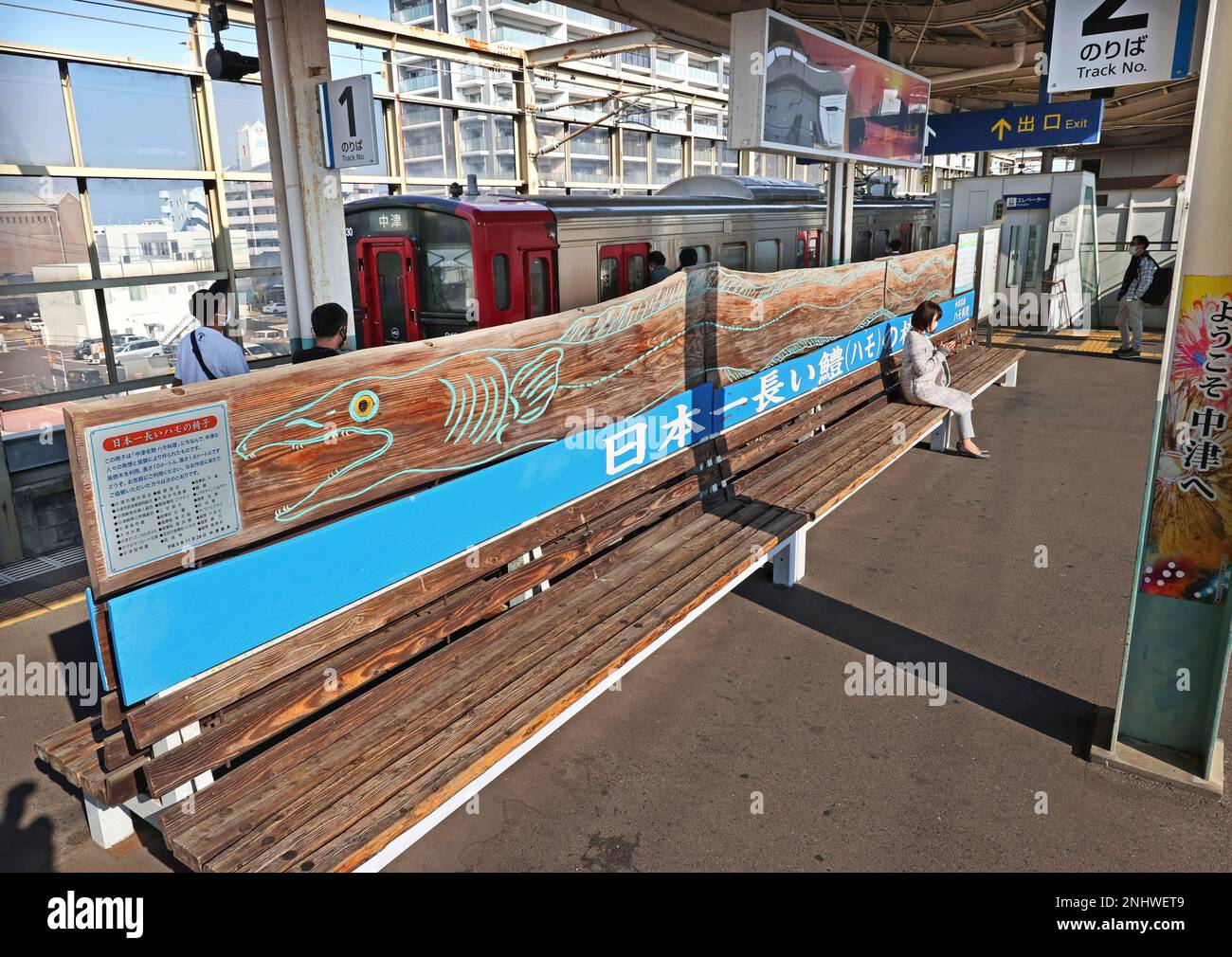 10-meter-long Japan's longest bench chair which is painted daggertooth ...