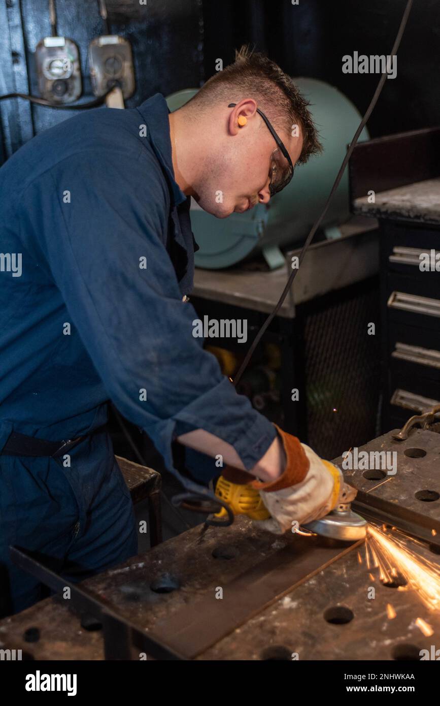 220803-N-UF592-1014 PHILIPPINE SEA (August 3, 2022) Hull Maintenance ...