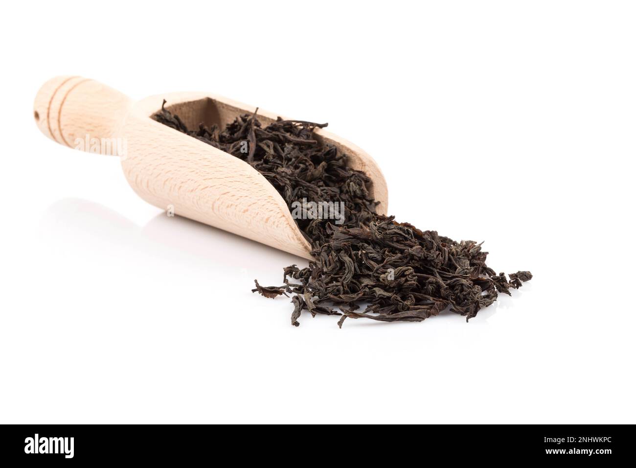 Black tea in a scoop on a black tea background. Close-up shot Stock ...