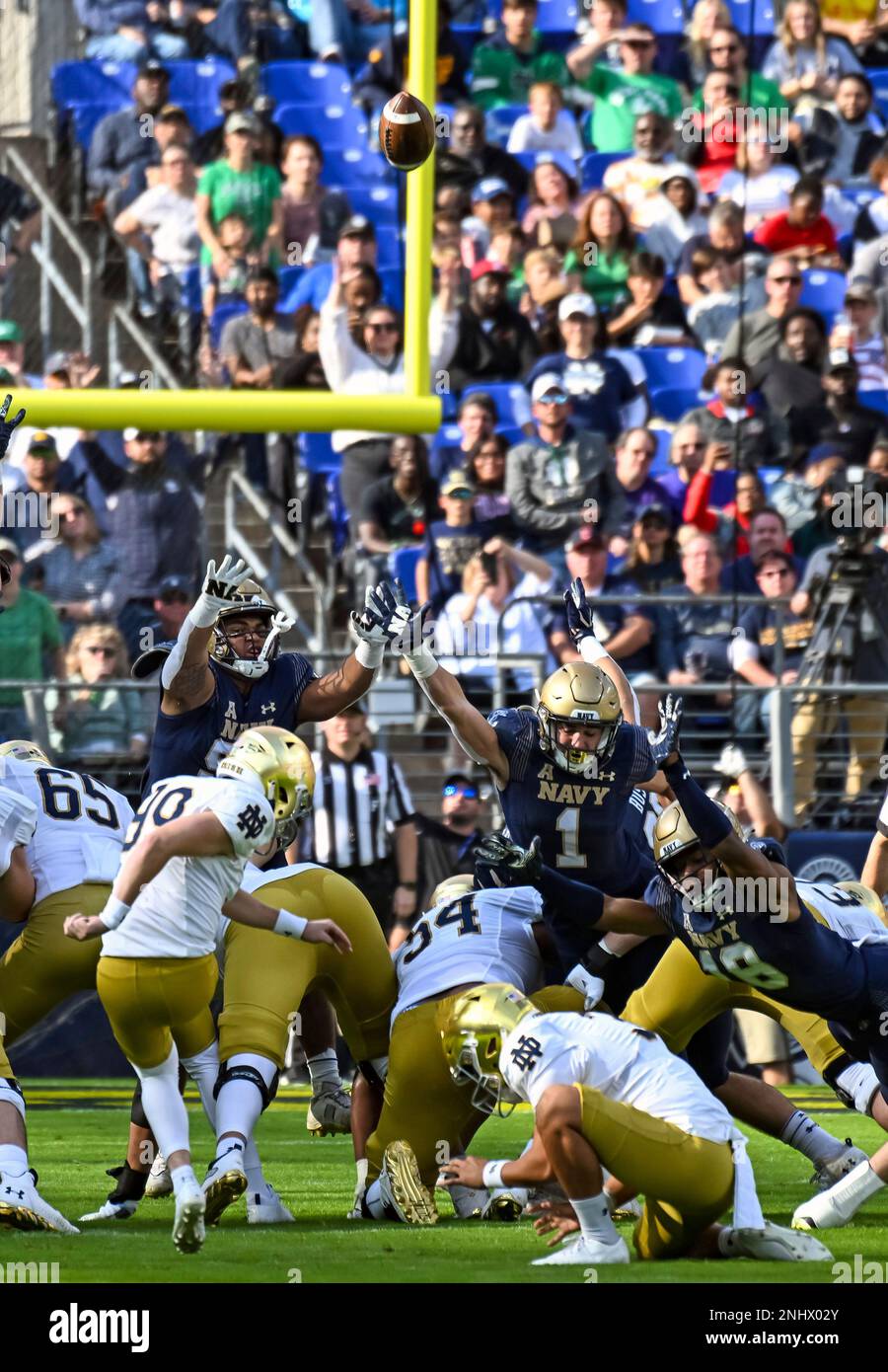 BALTIMORE, MD - NOVEMBER 12: Notre Dame Fighting Irish place kicker ...