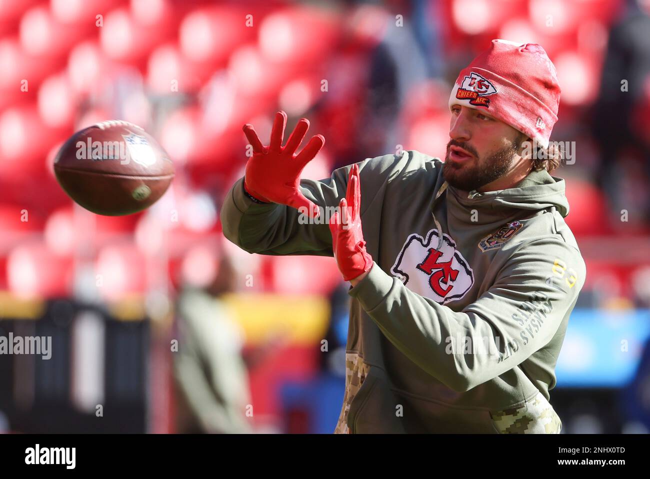 KANSAS CITY, MO - NOVEMBER 13: Kansas City Chiefs tight end Noah Gray ...