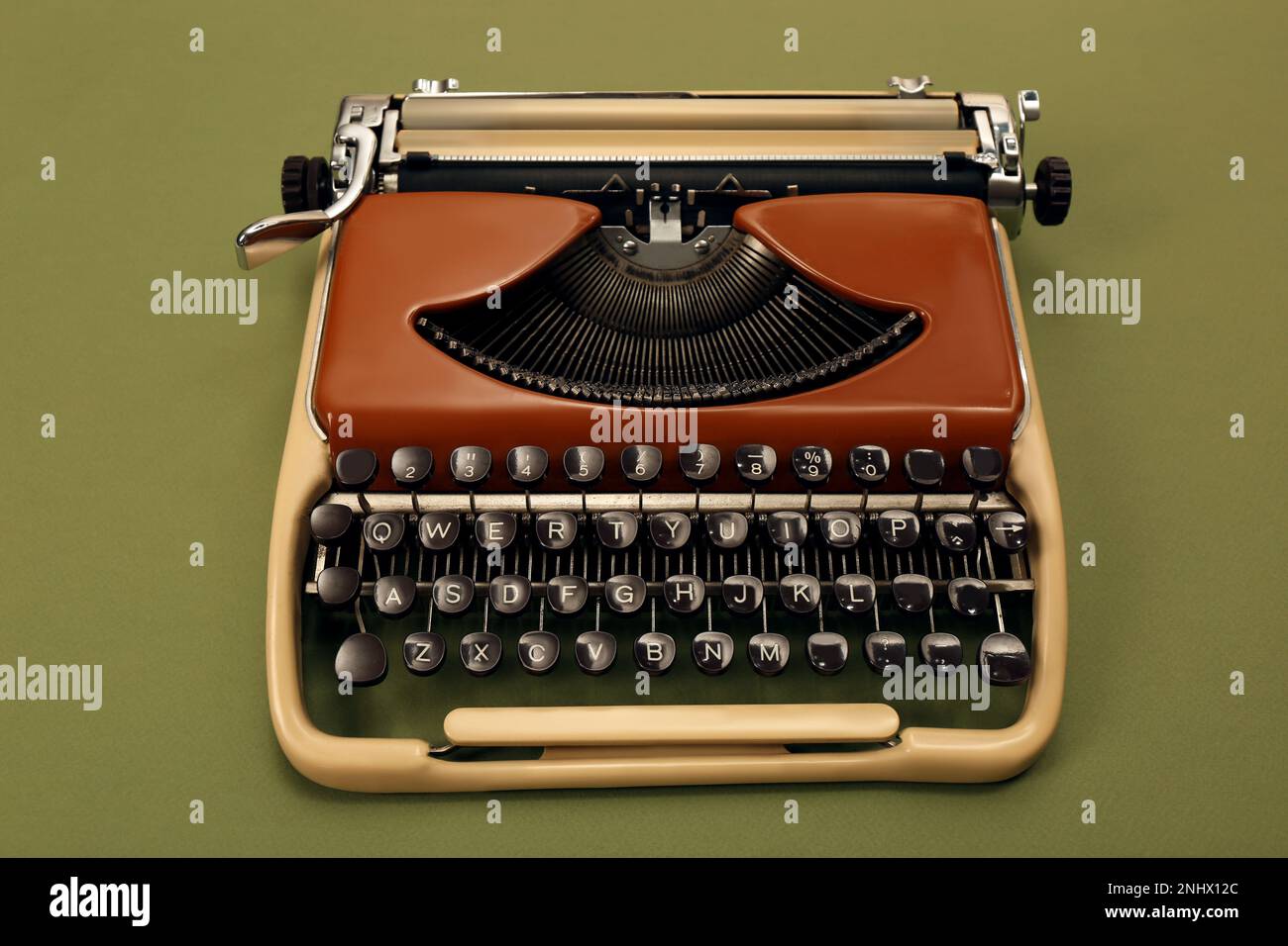 Antique dark typewriter hi-res stock photography and images - Alamy