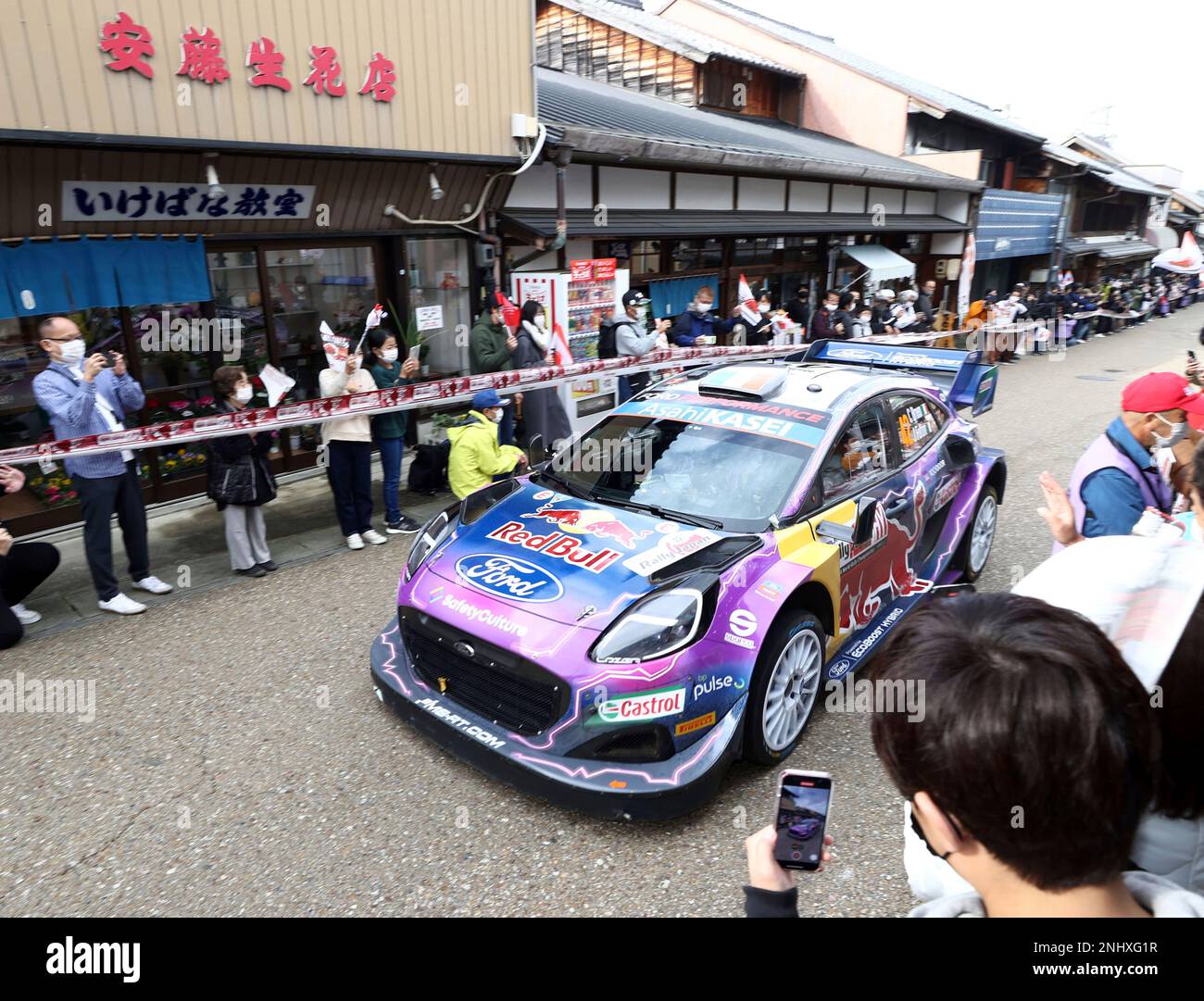 Craig BREEN of FORD (Ireland) runs through Japanese ordinary town which ...