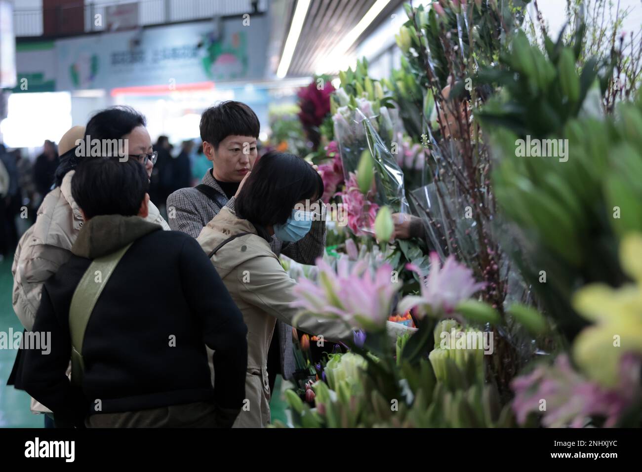 People select fresh flowers in Kunming Dounan flower market, Kunming ...