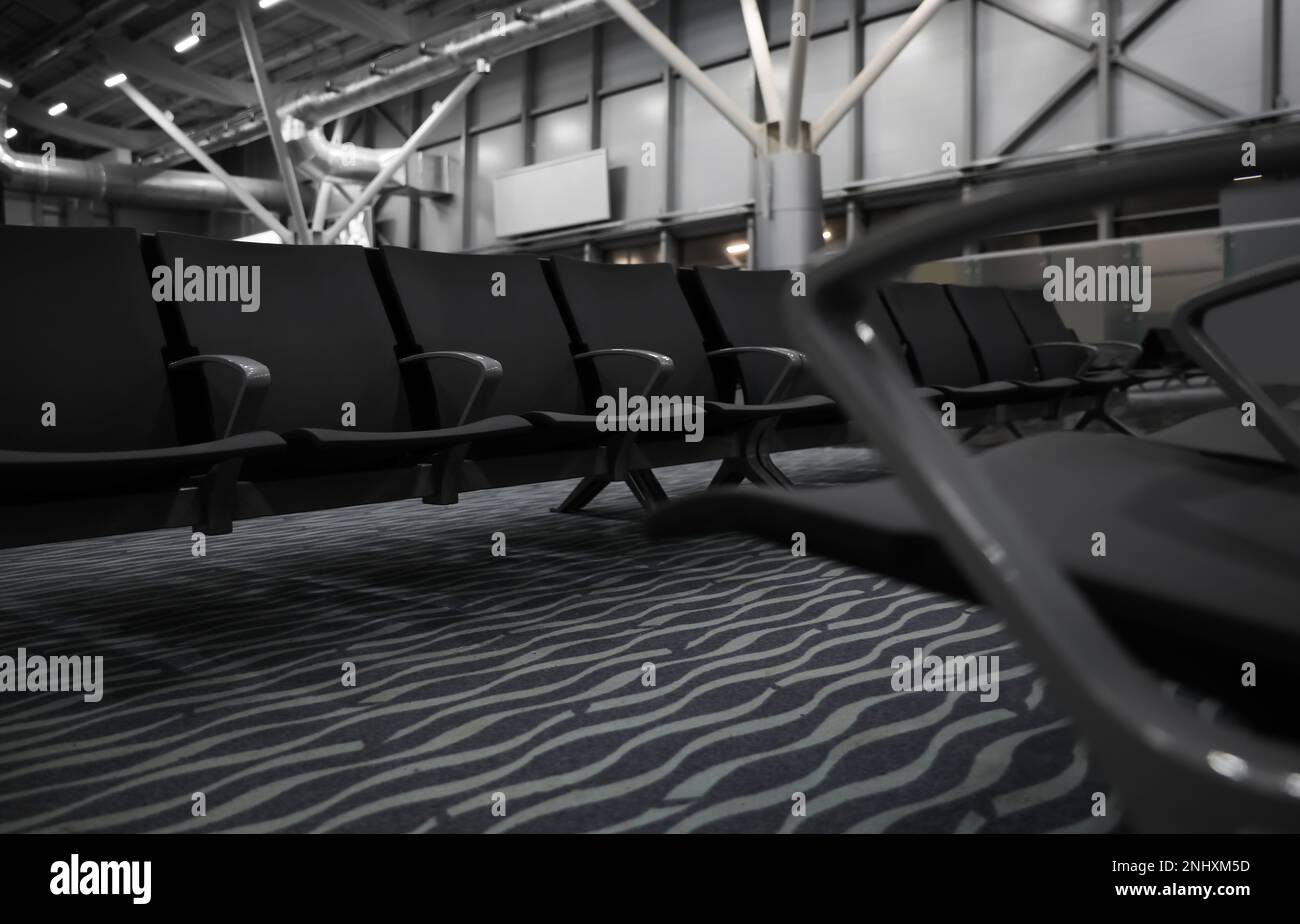 Waiting area with seats in airport terminal Stock Photo - Alamy