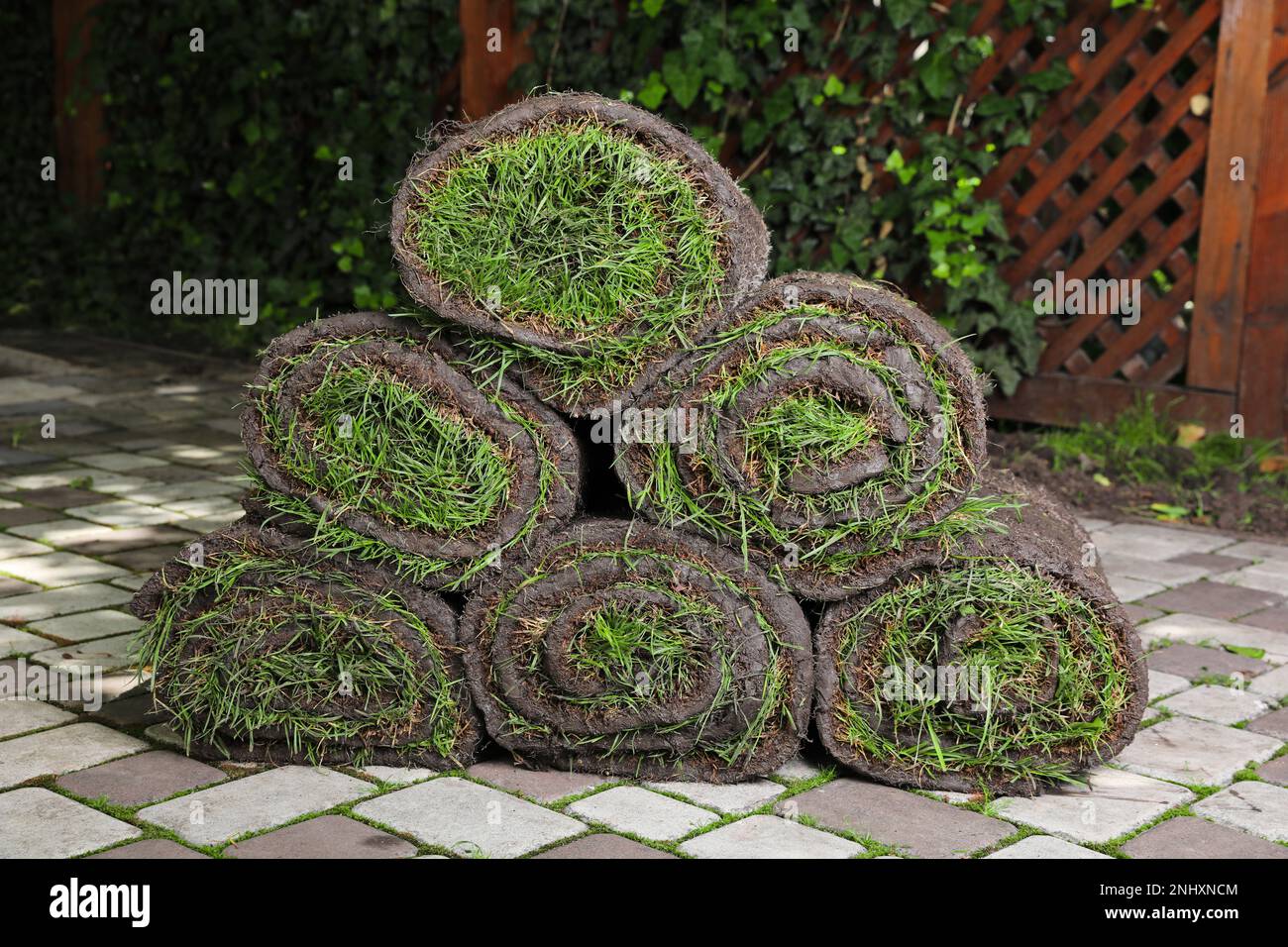 Rolls fresh sod grass hi-res stock photography and images - Alamy