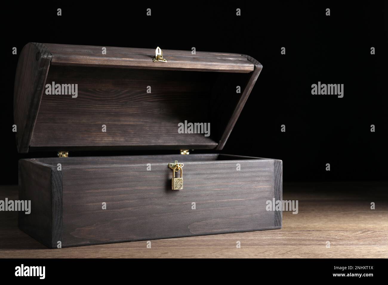 Empty treasure chest hi-res stock photography and images - Alamy