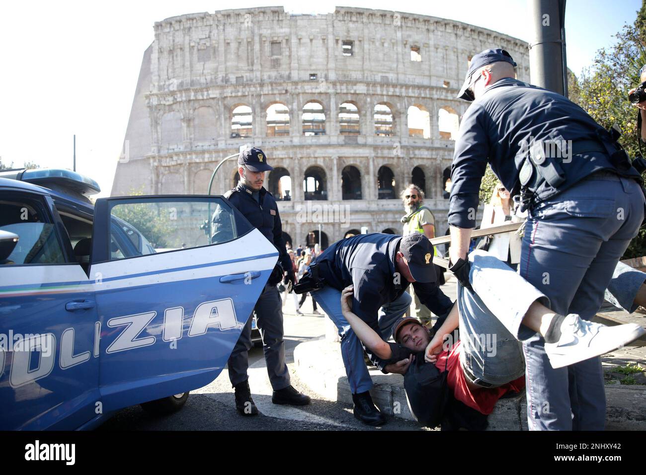 Police remove protesters of Last Generation who were blocking traffic ...