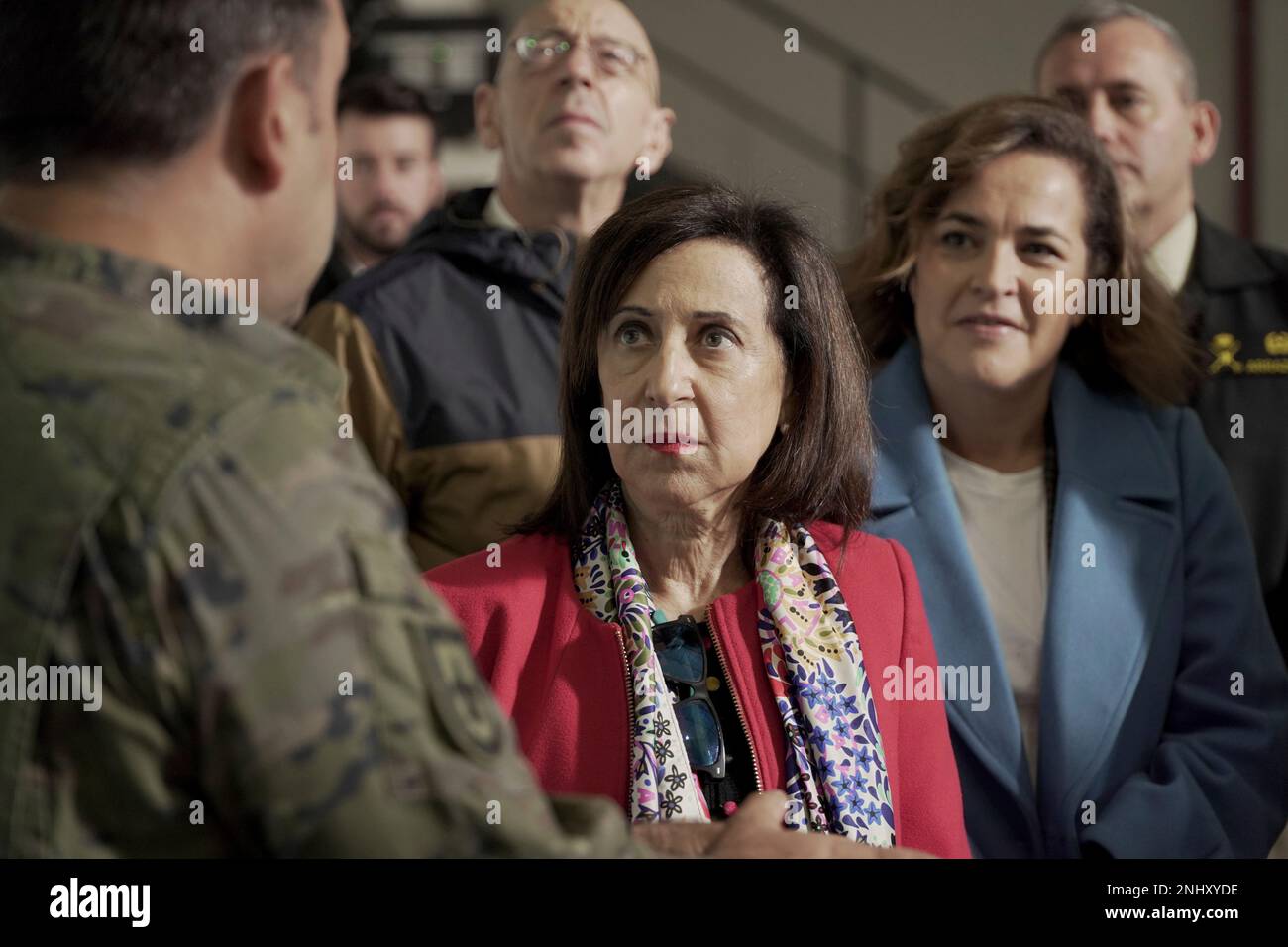 The Minister of Defense, Margarita Robles (c), during her visit to the ...