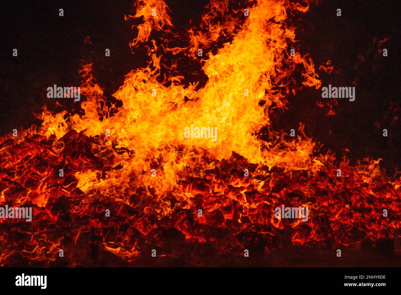 Fire by night. Flames and embers. Hell and inferno Stock Photo - Alamy
