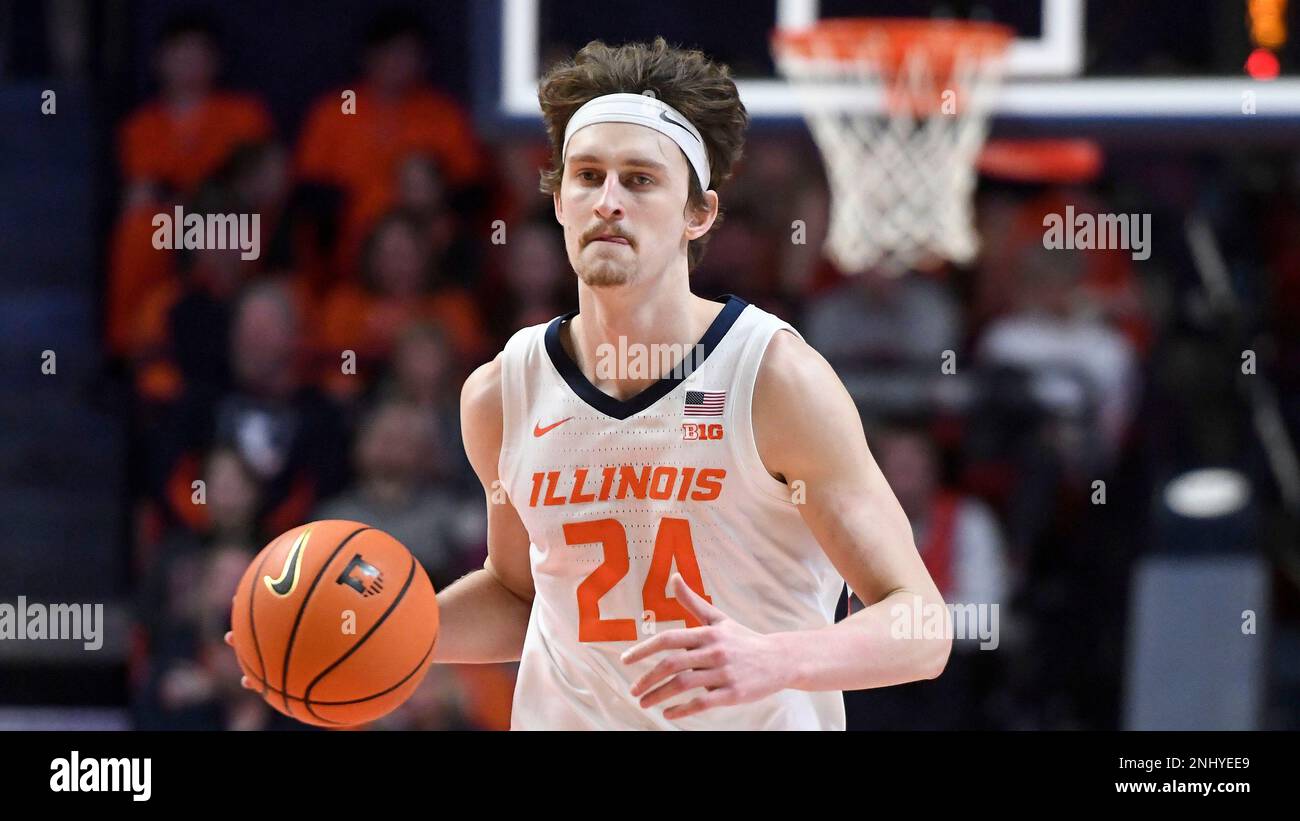 Illinois' Matthew Mayer (24) dribbles during the first half of an NCAA ...
