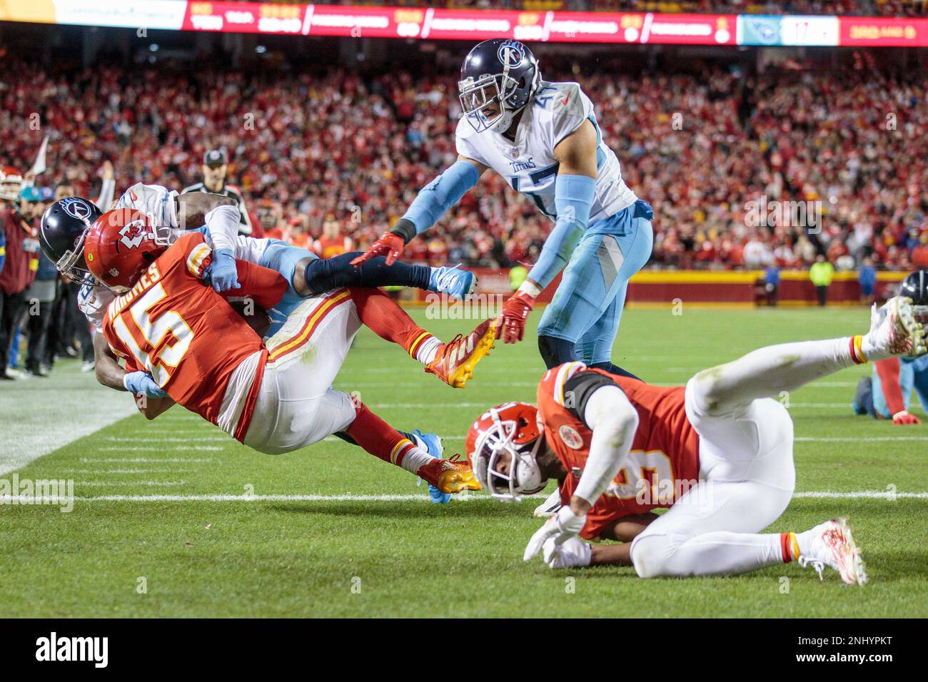 KANSAS CITY, MO - NOVEMBER 06: Kansas City Chiefs quarterback Patrick ...