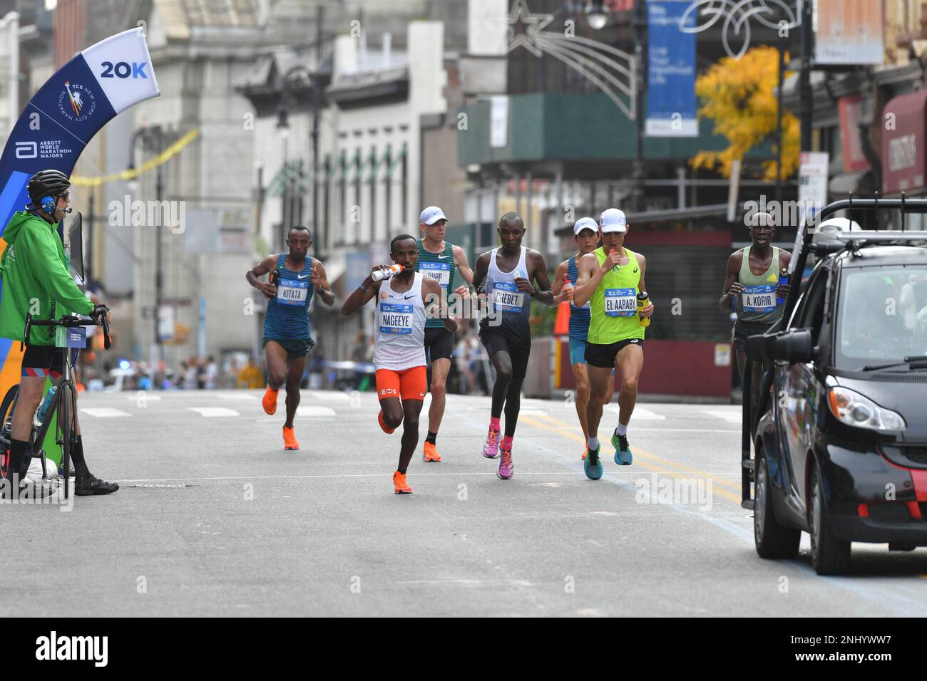 Photo by: NDZ/STAR MAX/IPx 2022 11/6/22 Men's elite runners cross the ...