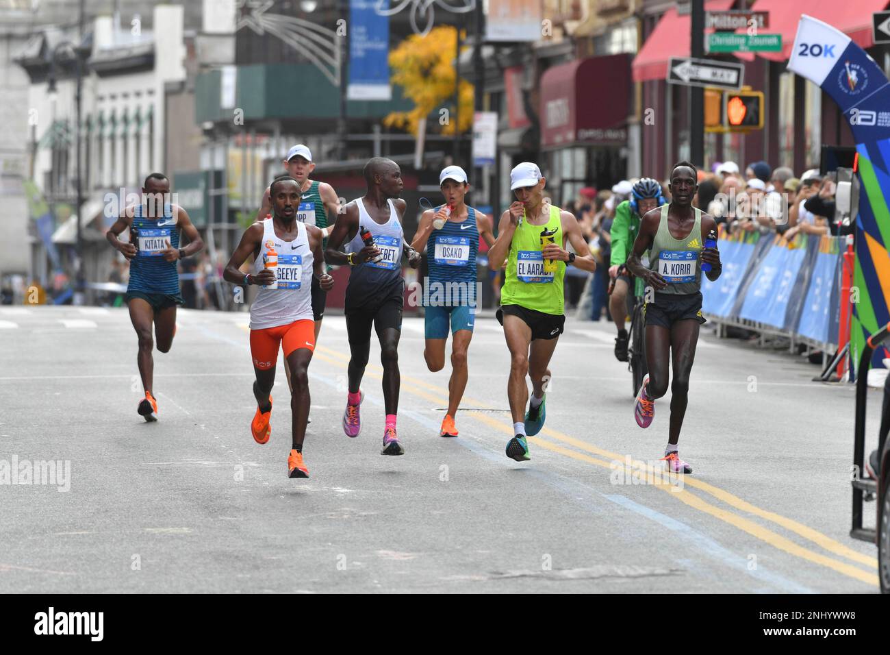 Photo by: NDZ/STAR MAX/IPx 2022 11/6/22 Men's elite runners cross the ...