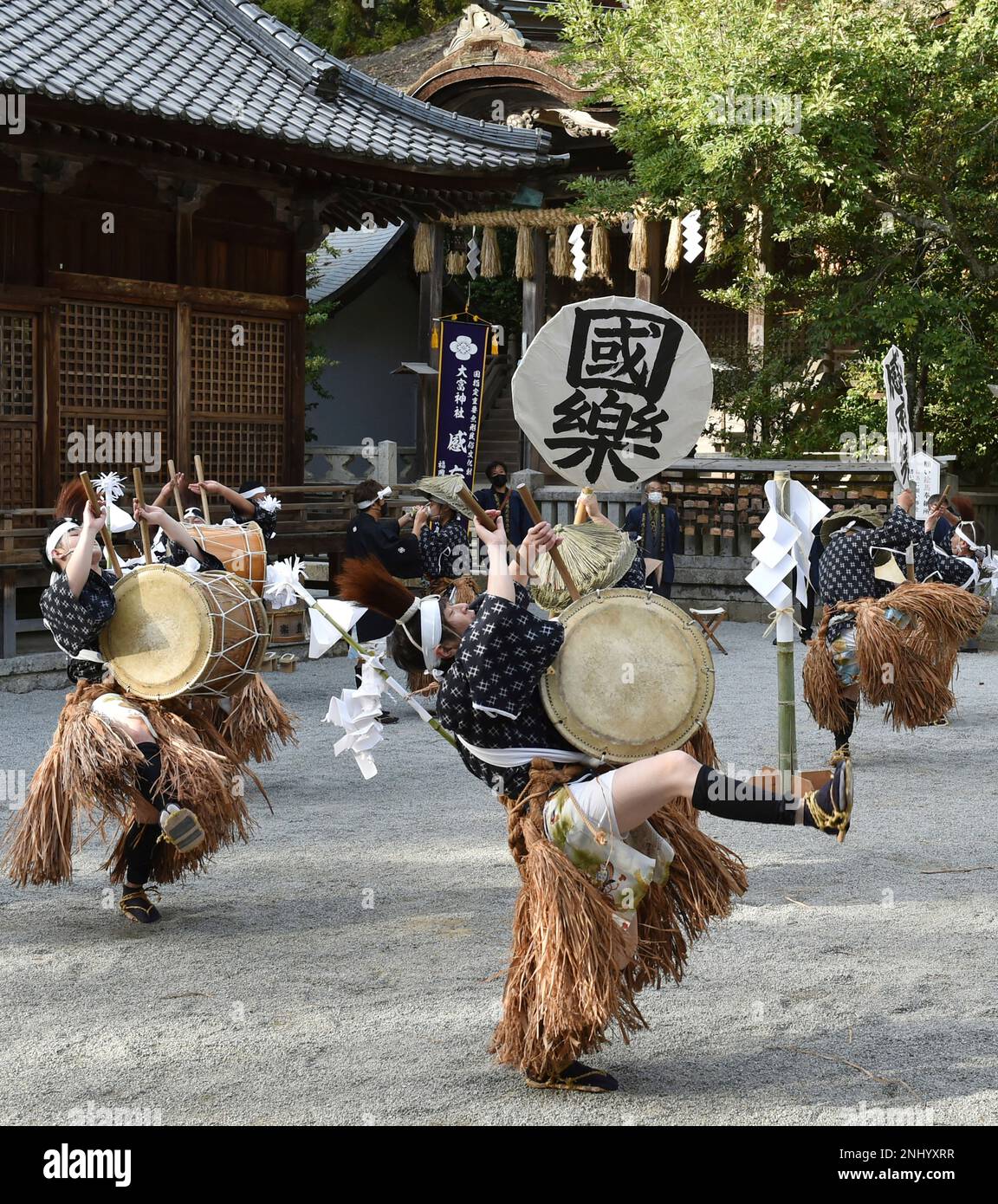 One of Furyu Odori "Kannougaku" is dedicated at Otomi Shrine in Buzen ...