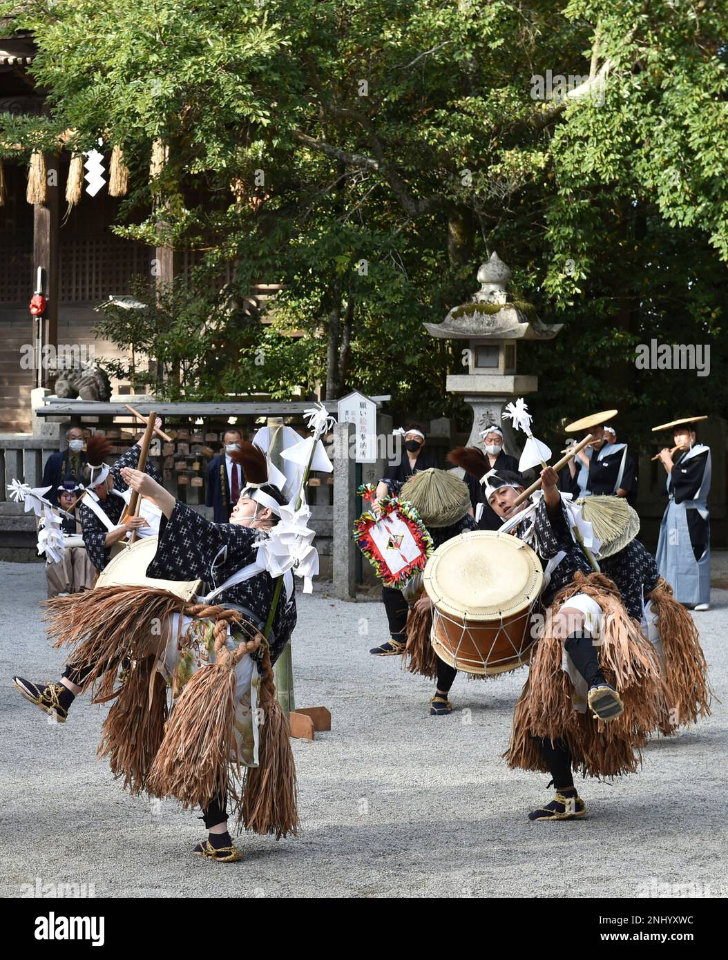 One of Furyu Odori "Kannougaku" is dedicated at Otomi Shrine in Buzen ...