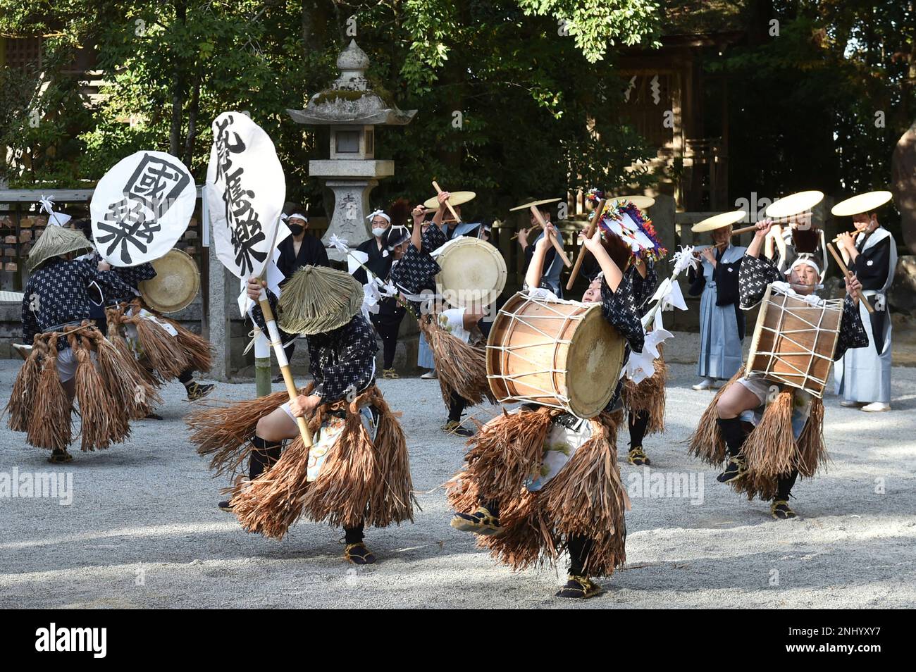 One of Furyu Odori "Kannougaku" is dedicated at Otomi Shrine in Buzen ...