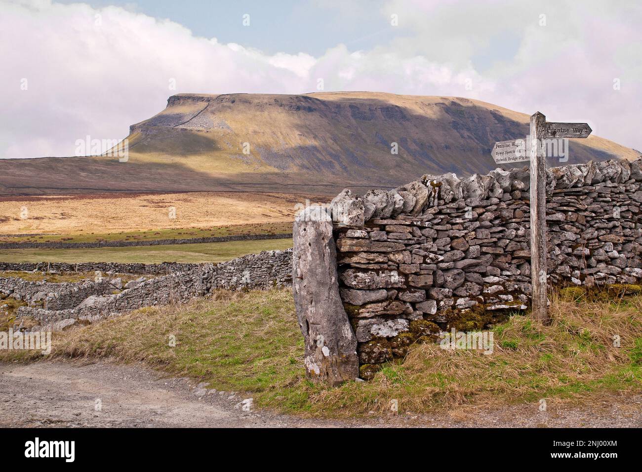 Three peaks north yorkshire pennine way route pen y ghent hi-res stock ...
