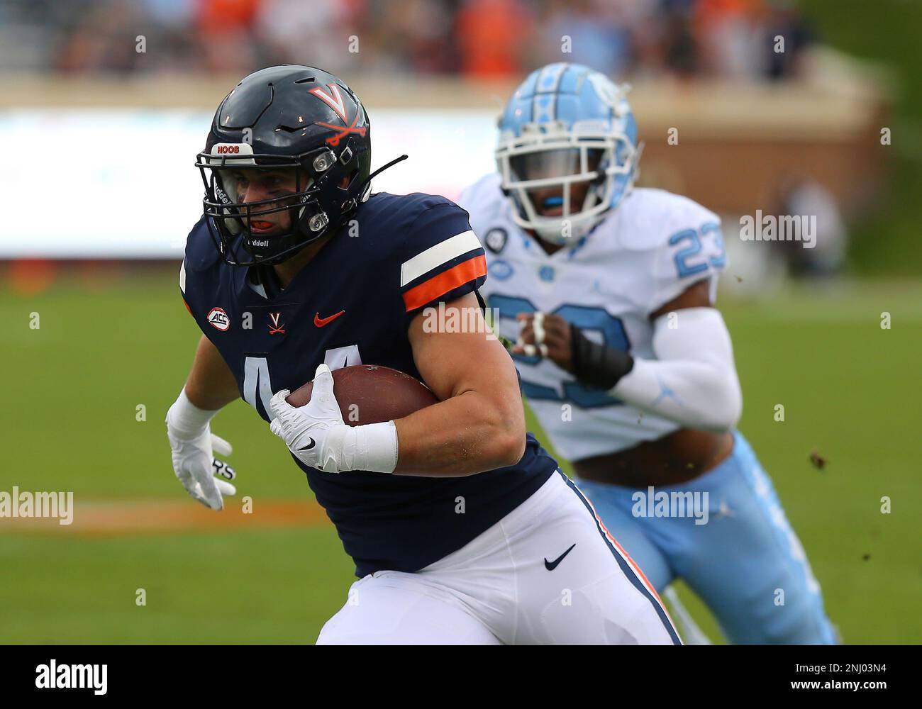 CHARLOTTESVILLE, VA - NOVEMBER 05: Virginia Cavaliers tight end Sackett ...