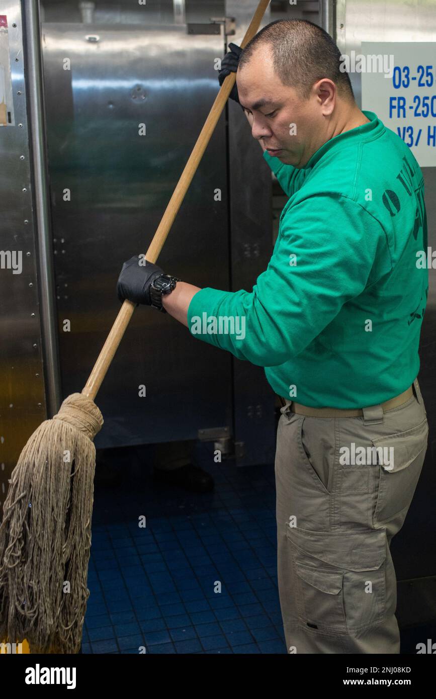 220804-N-UF592-1046 PHILIPPINE SEA (Aug. 4, 2022) Senior Chief Aviation ...