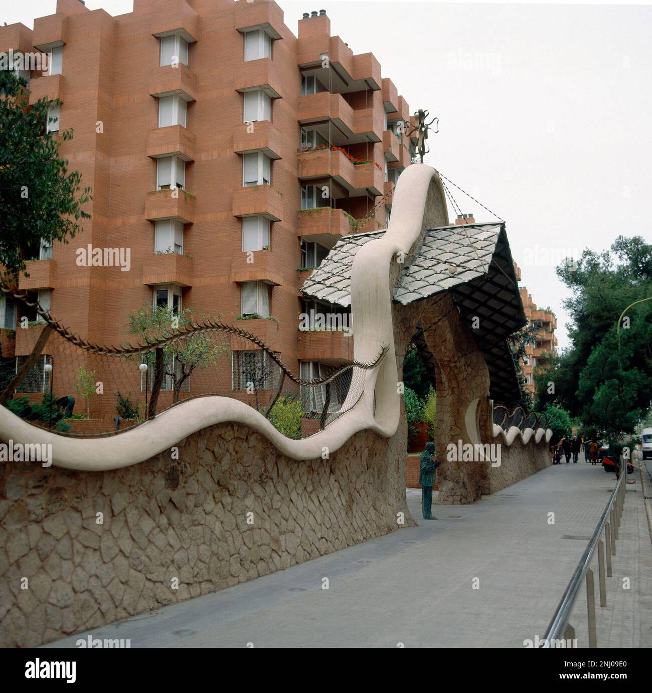 MURO DE CIERRE Y PUERTA DE ENTRADA A LA FINCA MIRALLES CON ESCULTURA DE ...