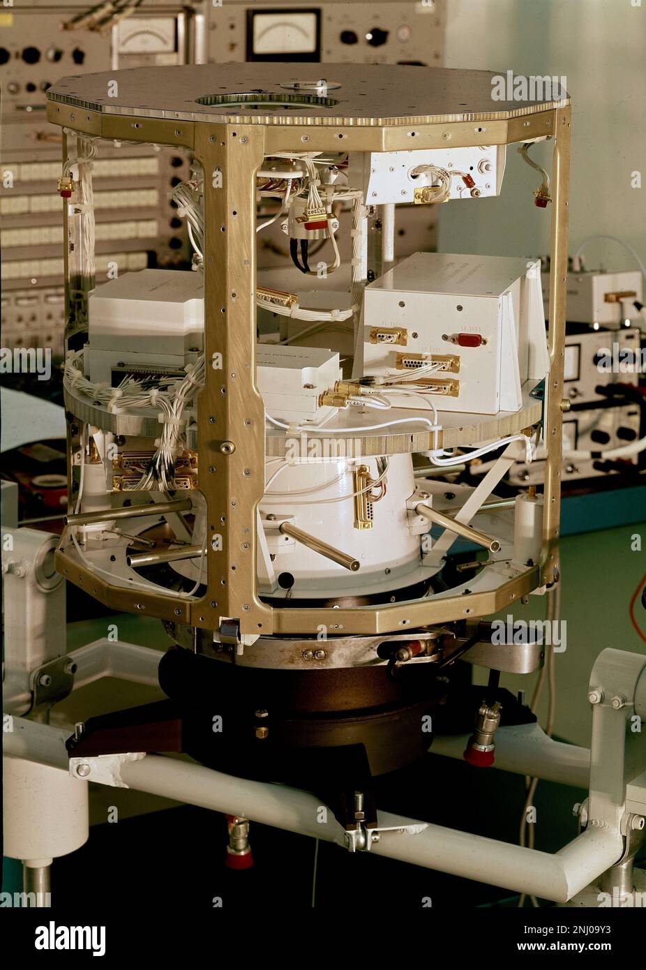 SATELITE INSTAR DE LA NASA. Location: CONSTRUCCIONES AERONAUTICAS-CASA ...