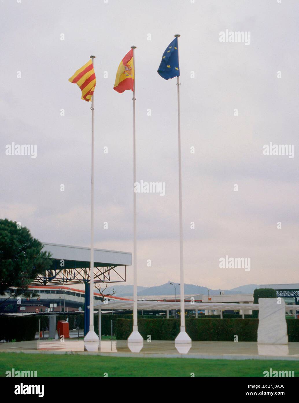 BANDERA CATALANA ESPAÑOLA Y EUROPEA EN EL AEROPUERTO - FOTO AÑOS 00 ...
