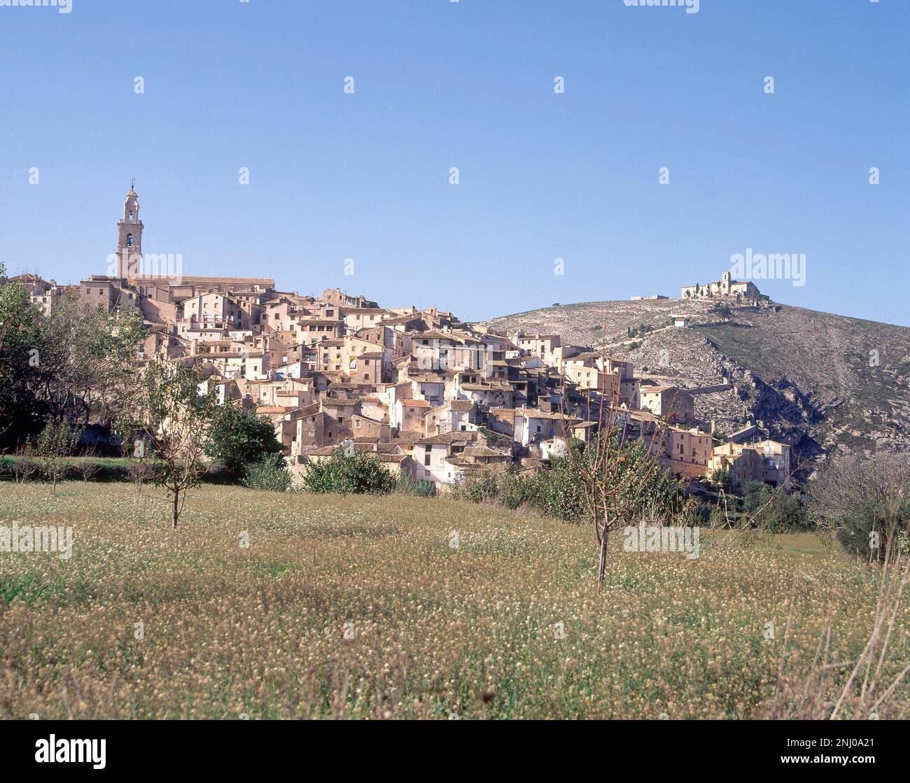 PANORAMICA DEL PUEBLO Y DEL CALVARIO CON LA ERMITA DEL SANTO CRISTO ...