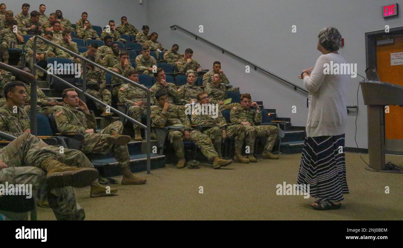 U.S. Army Soldiers assigned to Headquarters and Headquarters Battalion ...