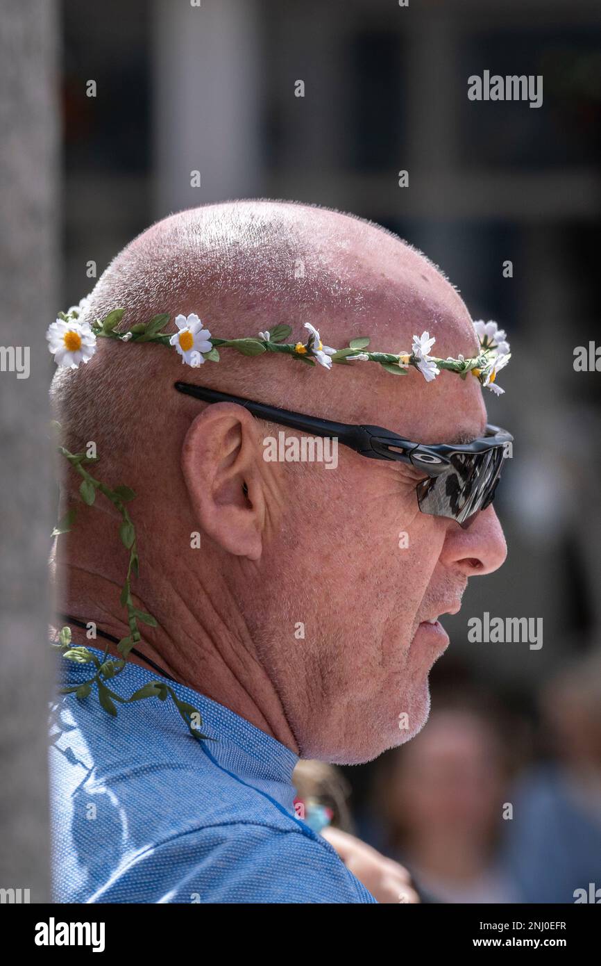 A bald man with a garland of flowers around his head Stock Photo - Alamy