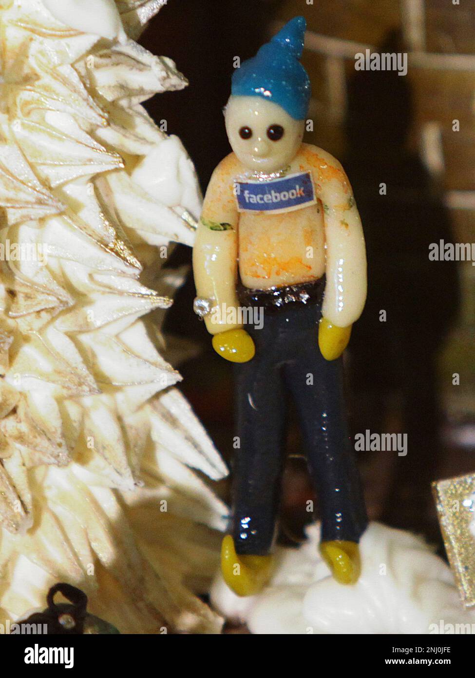 Elf replica of Mark Zuckerberg made from sugar on the front balcony of ...