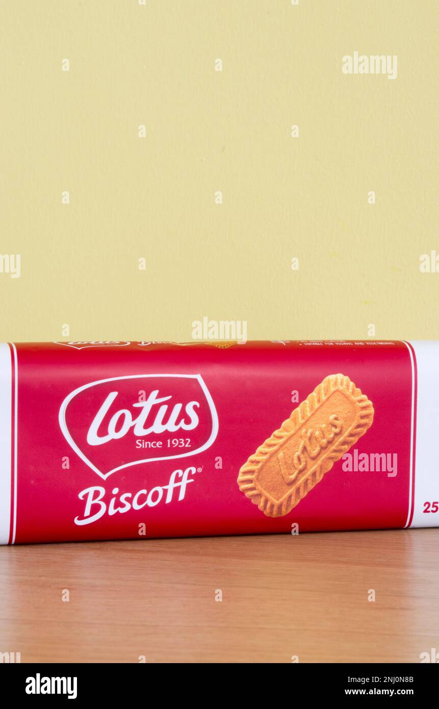 Packet of lotus biscoff biscuits hi-res stock photography and images ...