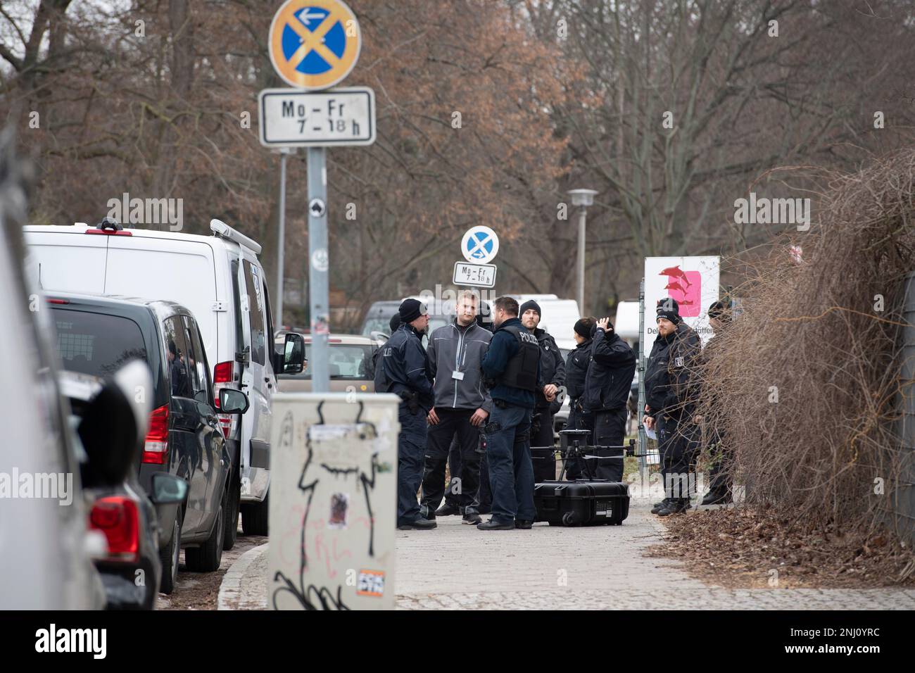 Five year old girl found injured hi-res stock photography and images ...