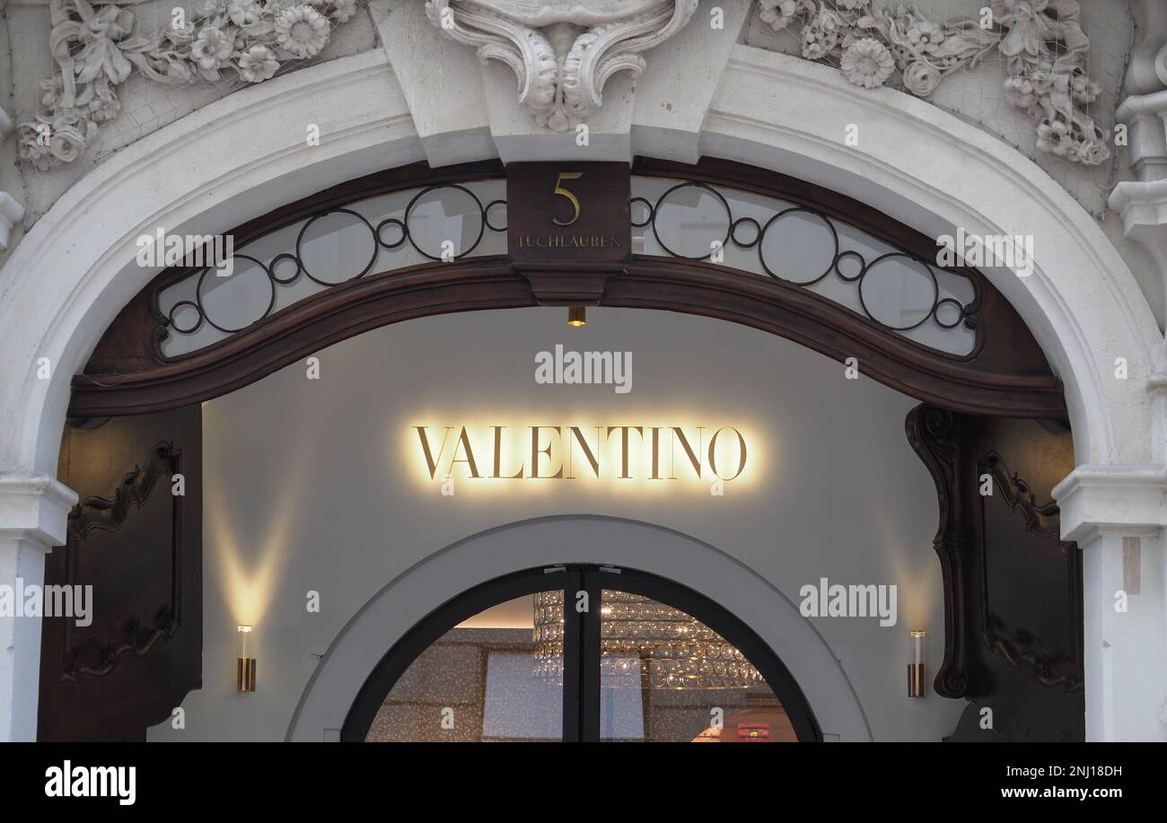 VIENNA, AUSTRIA - CIRCA SEPTEMBER 2022: Valentino storefront sign Stock ...