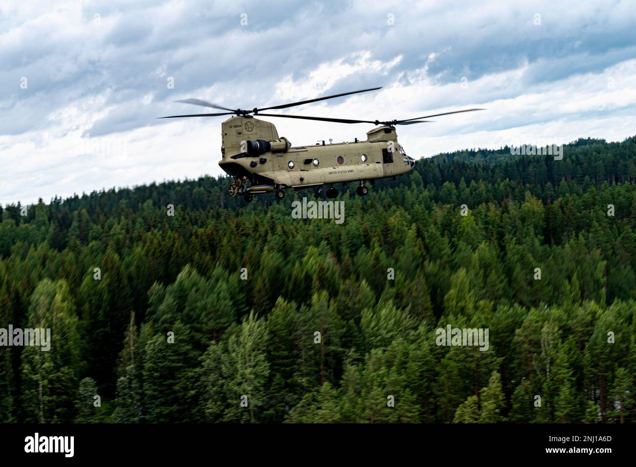 Chinook low level hi-res stock photography and images - Alamy