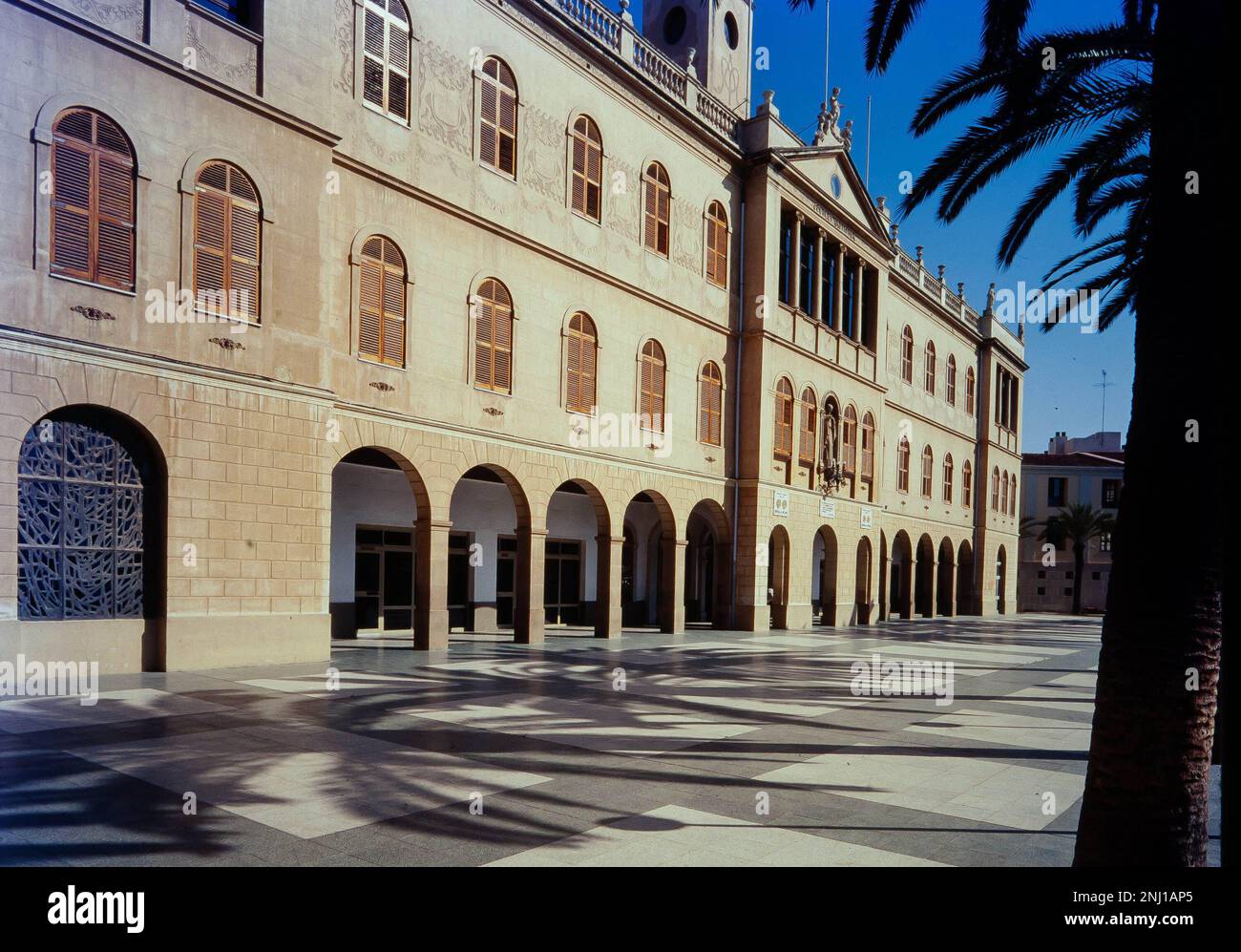 Exterior del Colegio de los Maristes Valldemia de Mataró, siglo XIX ...