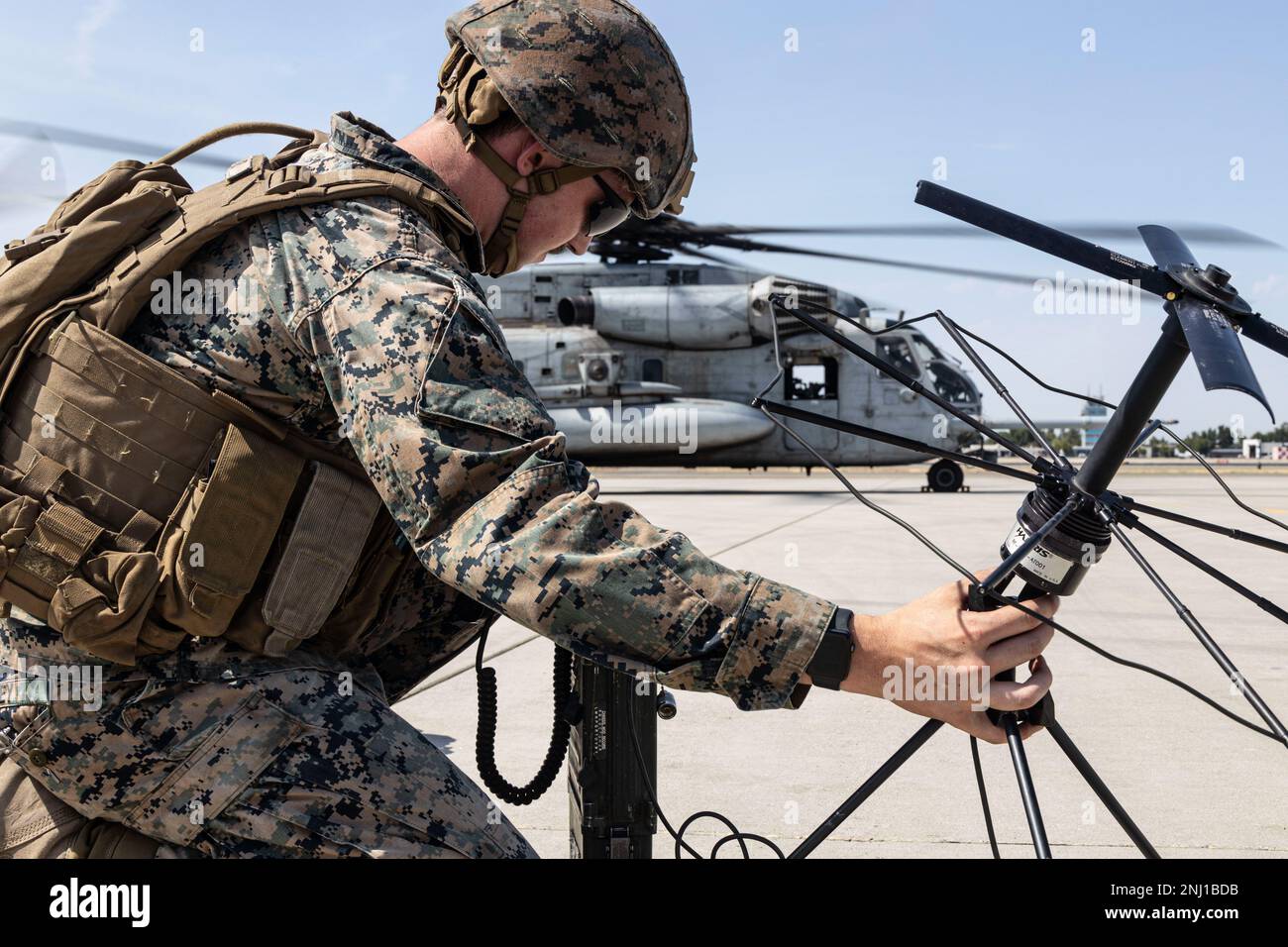 A U.S. Marines from Marine Air Traffic Control Mobile Team (MMT ...