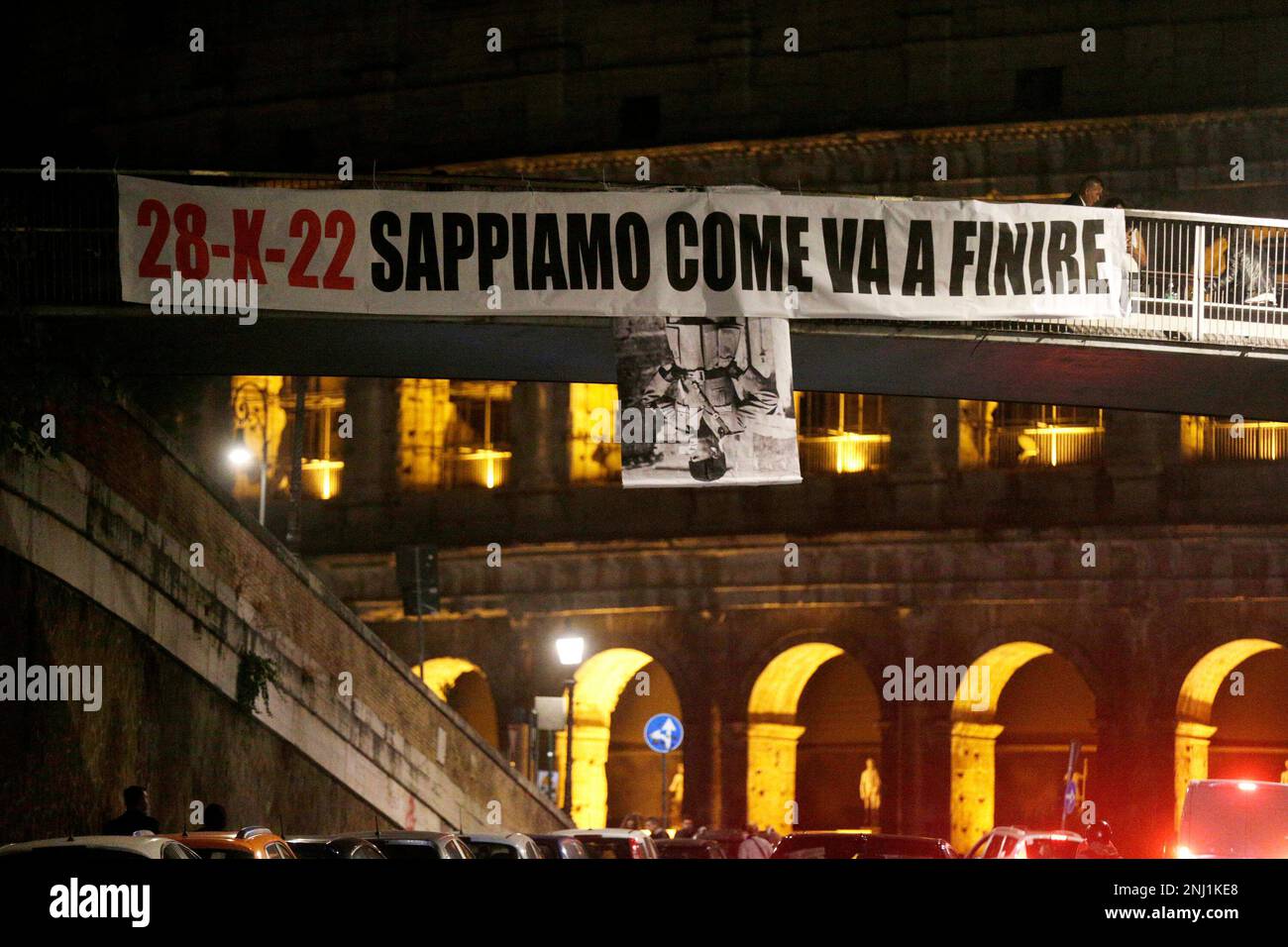 A banner in Italian reading: "28-X-22 we know how it will end" and an ...