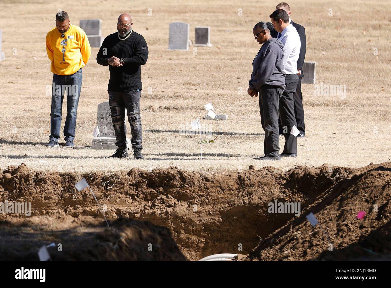 Pastor Rodney Goss with Morning Star Baptist Church leads a prayer ...