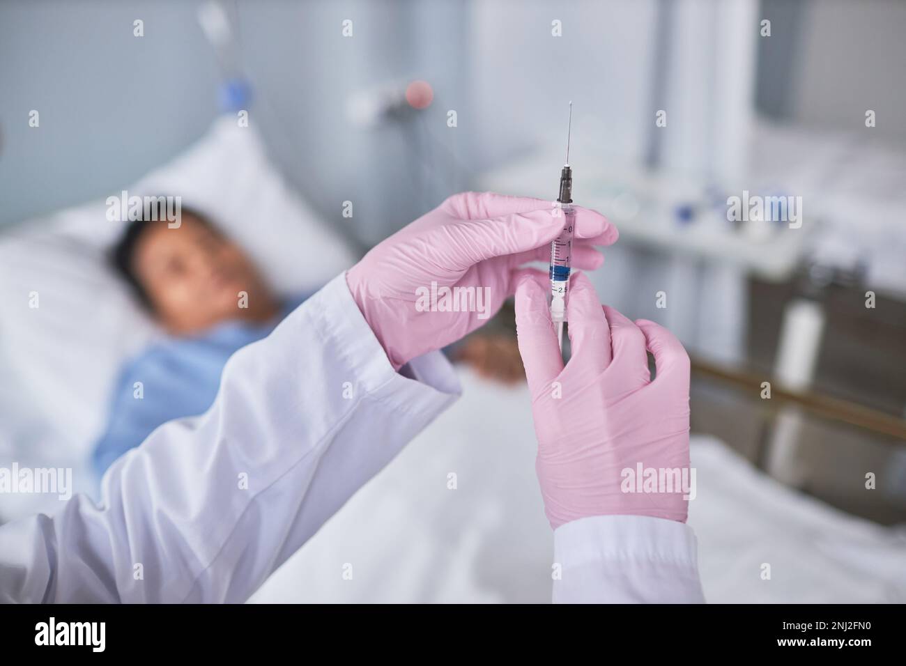 Black woman nurse injecting patient hi-res stock photography and images ...