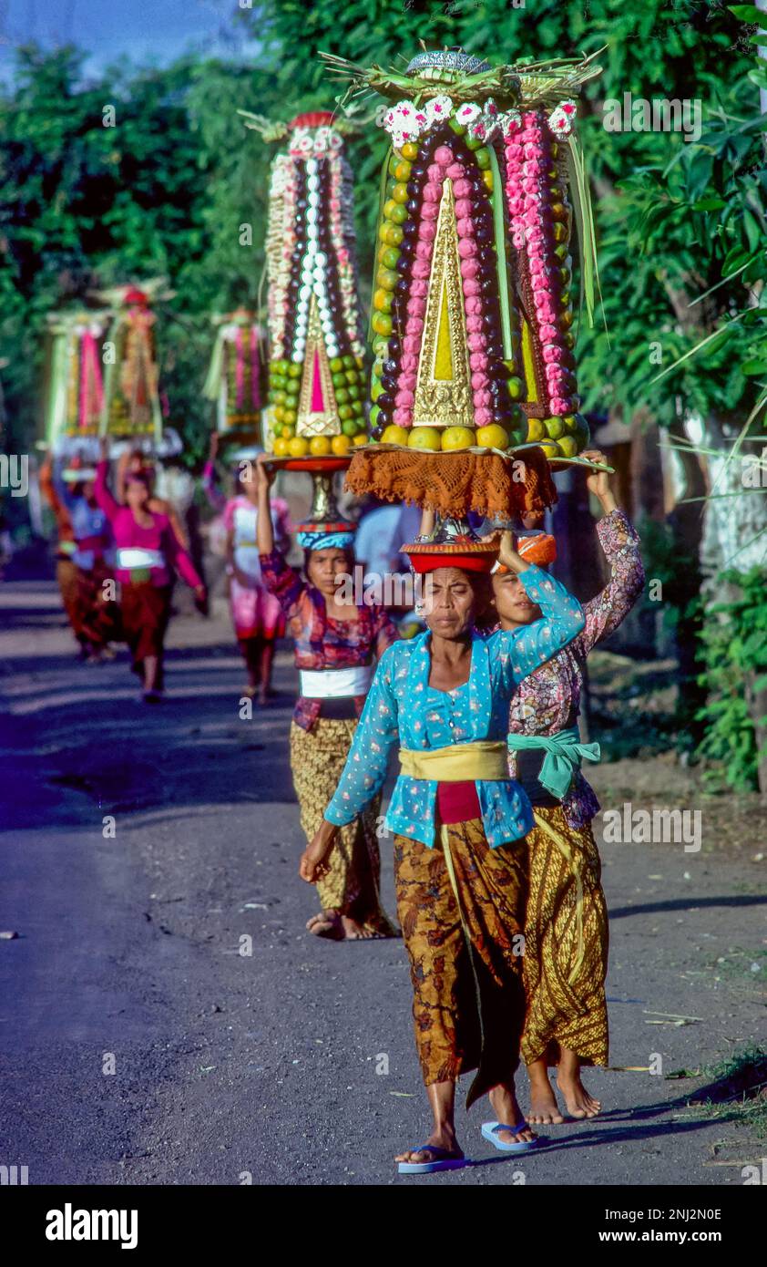 Indonesia, Bali. Hindu women carry offerings Stock Photo - Alamy