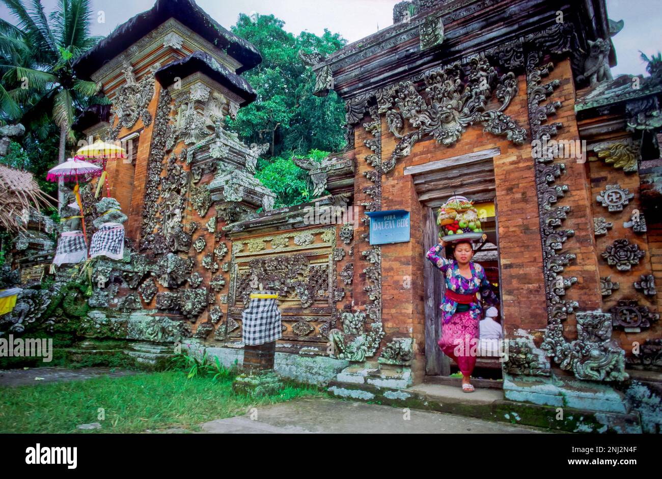 Indonesia, Bali. Hindu women carry offerings Stock Photo - Alamy