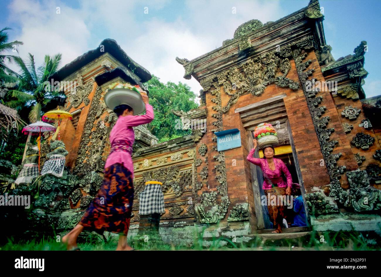 Indonesia, Bali. Hindu women carry offerings Stock Photo - Alamy