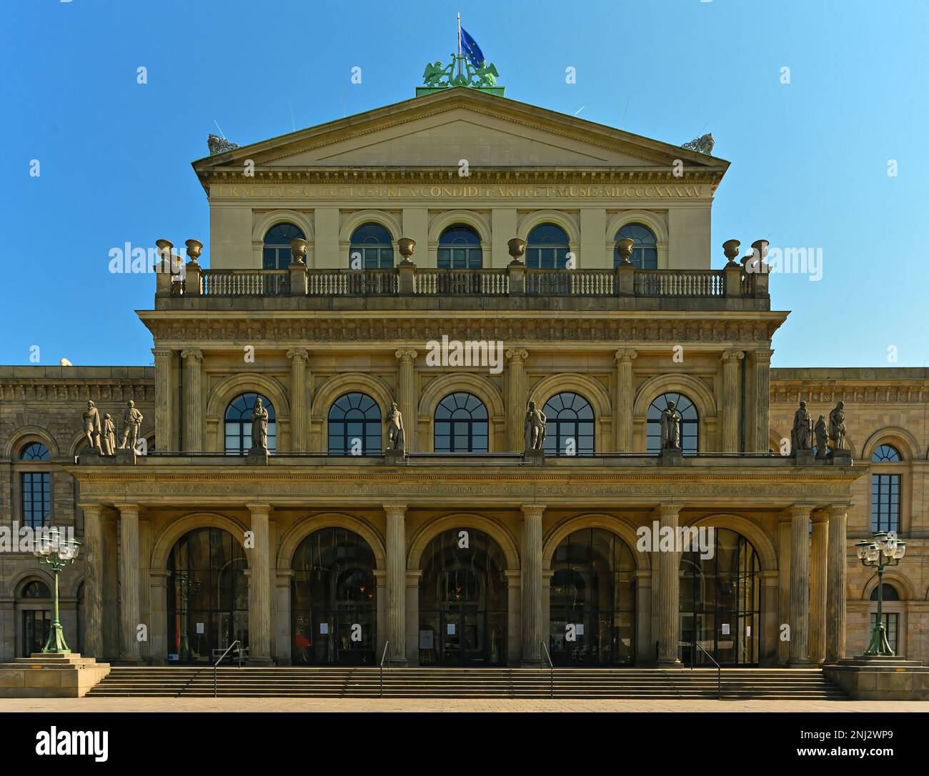 Staatsoper Hannover - Entrance of the opera house in Hannover ...